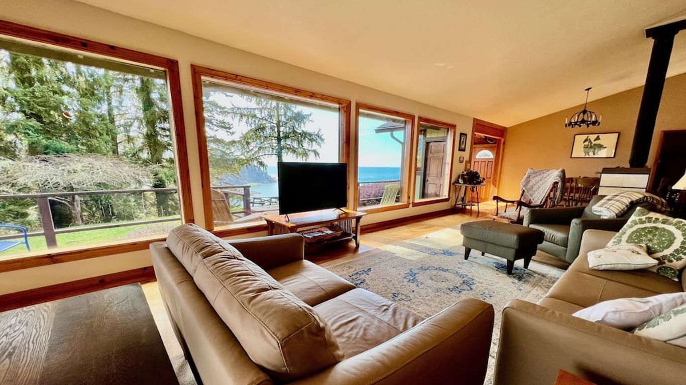 The Historic Requa Inn, Klamath | HotelsCombined