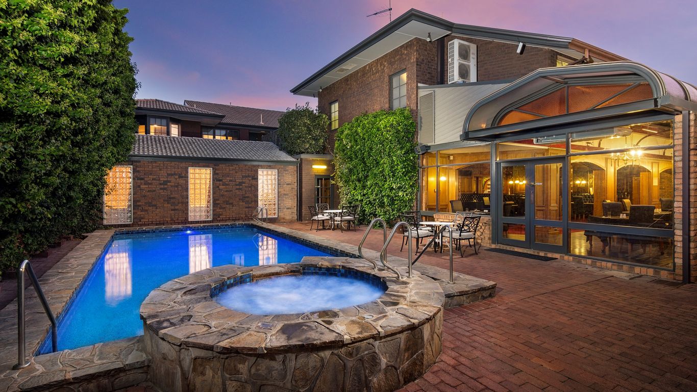 Adelaide Inn, Adelaide | HotelsCombined