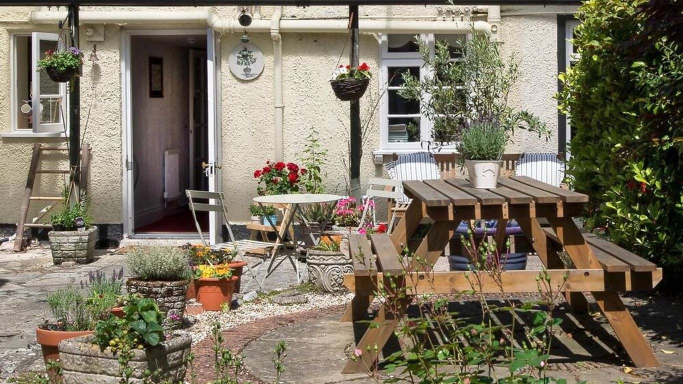 Ammonite Lodge Guest House, Chard | HotelsCombined