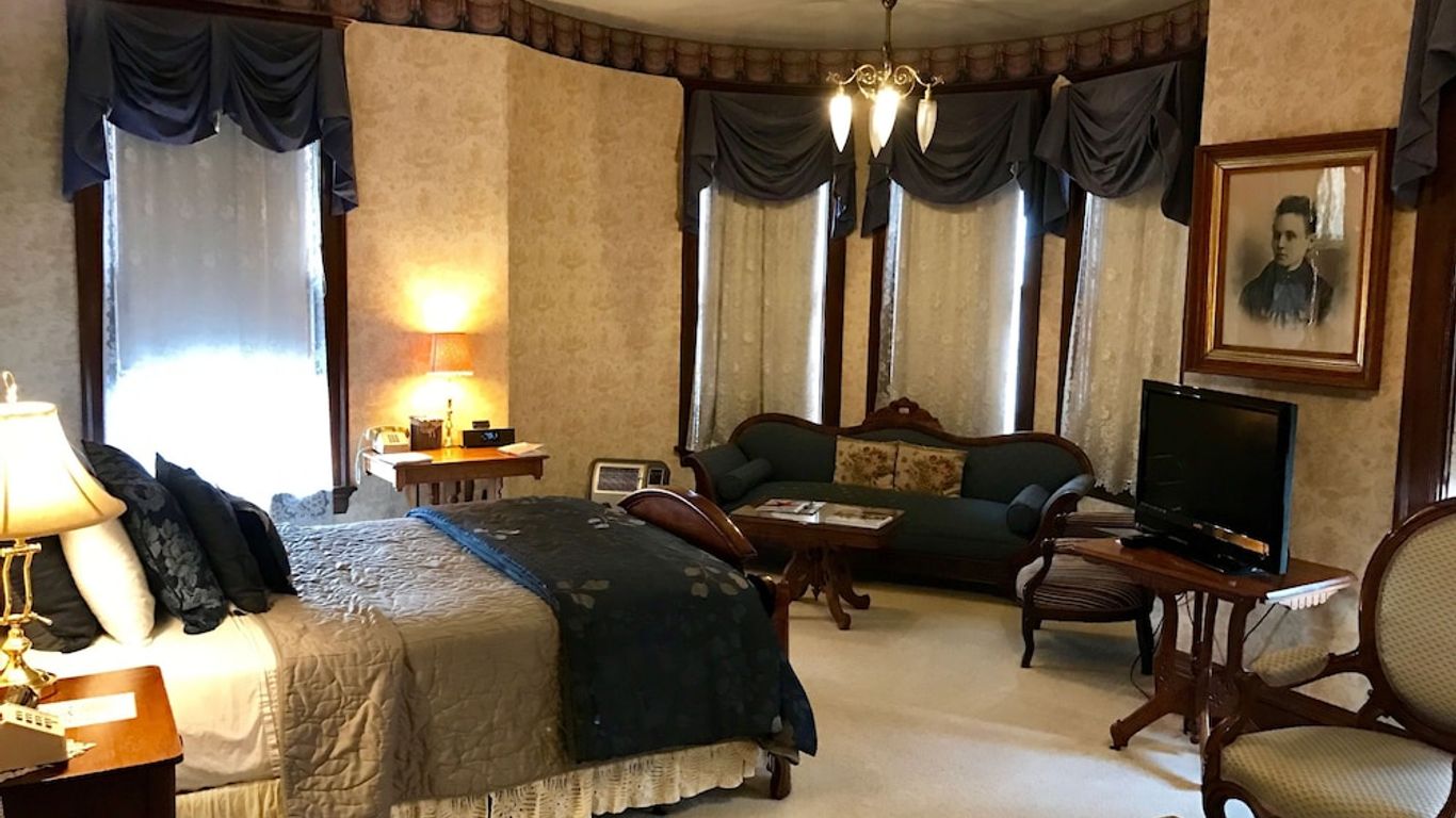 The Redstone Inn and Suites, Dubuque | HotelsCombined