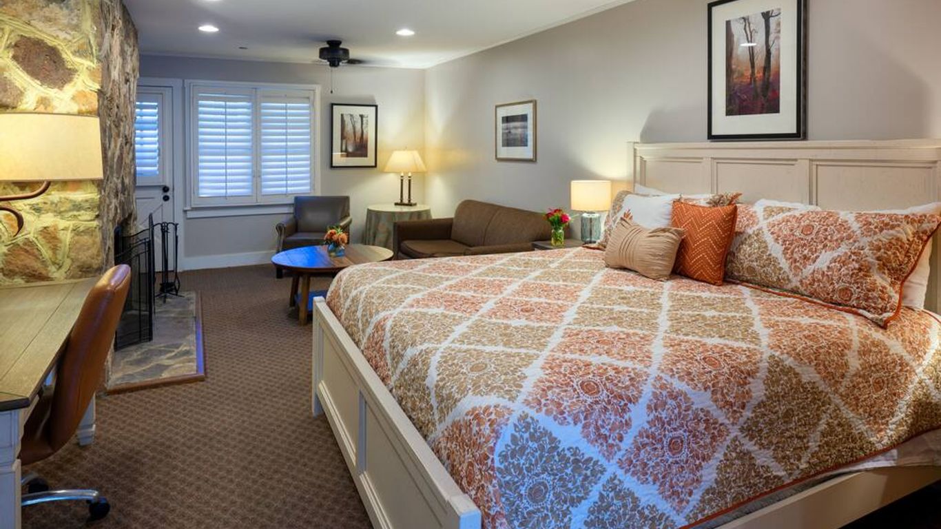 Mountain Lake Lodge, Pembroke | HotelsCombined