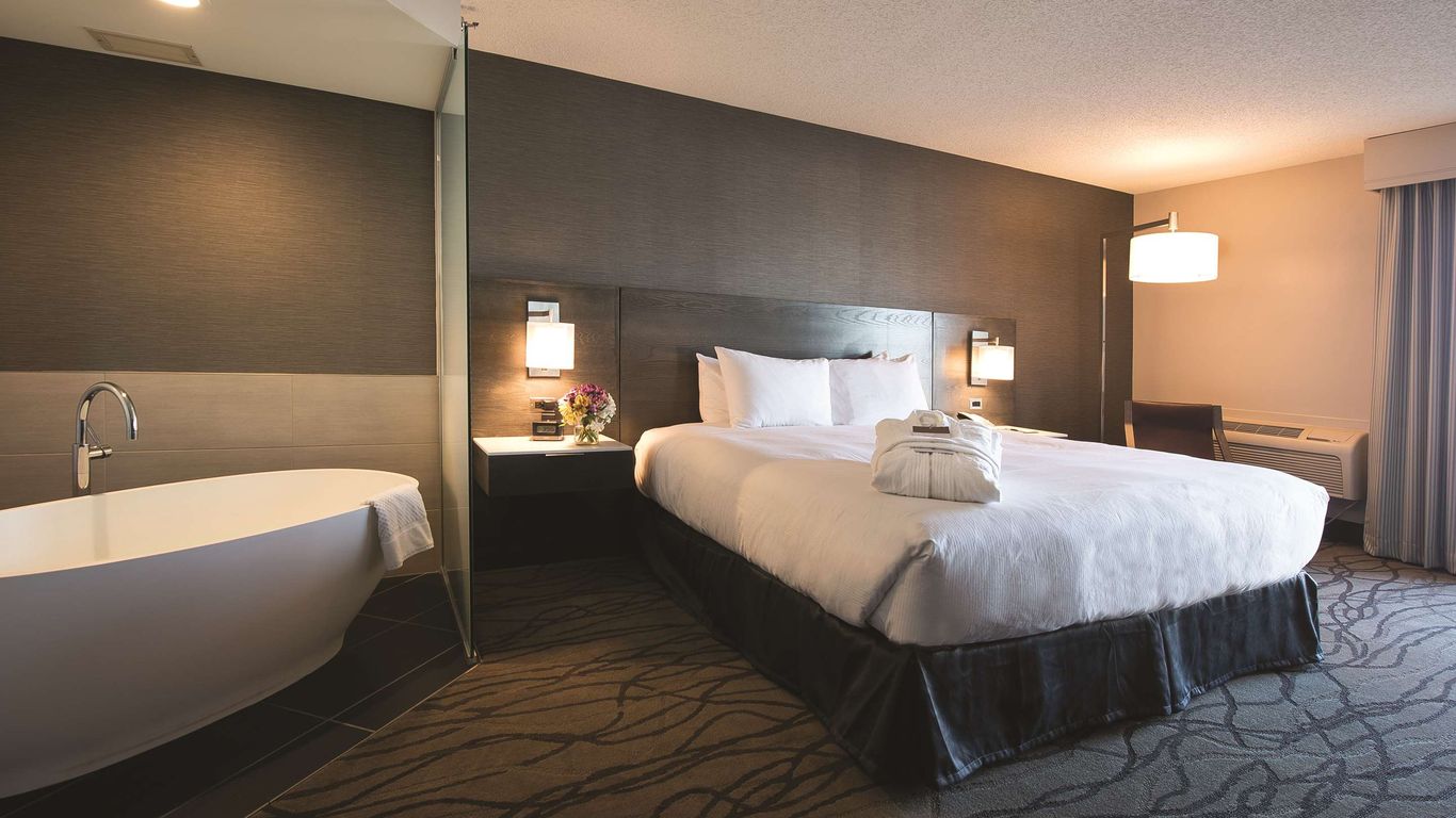 DoubleTree by Hilton Racine Harbourwalk, Racine | HotelsCombined