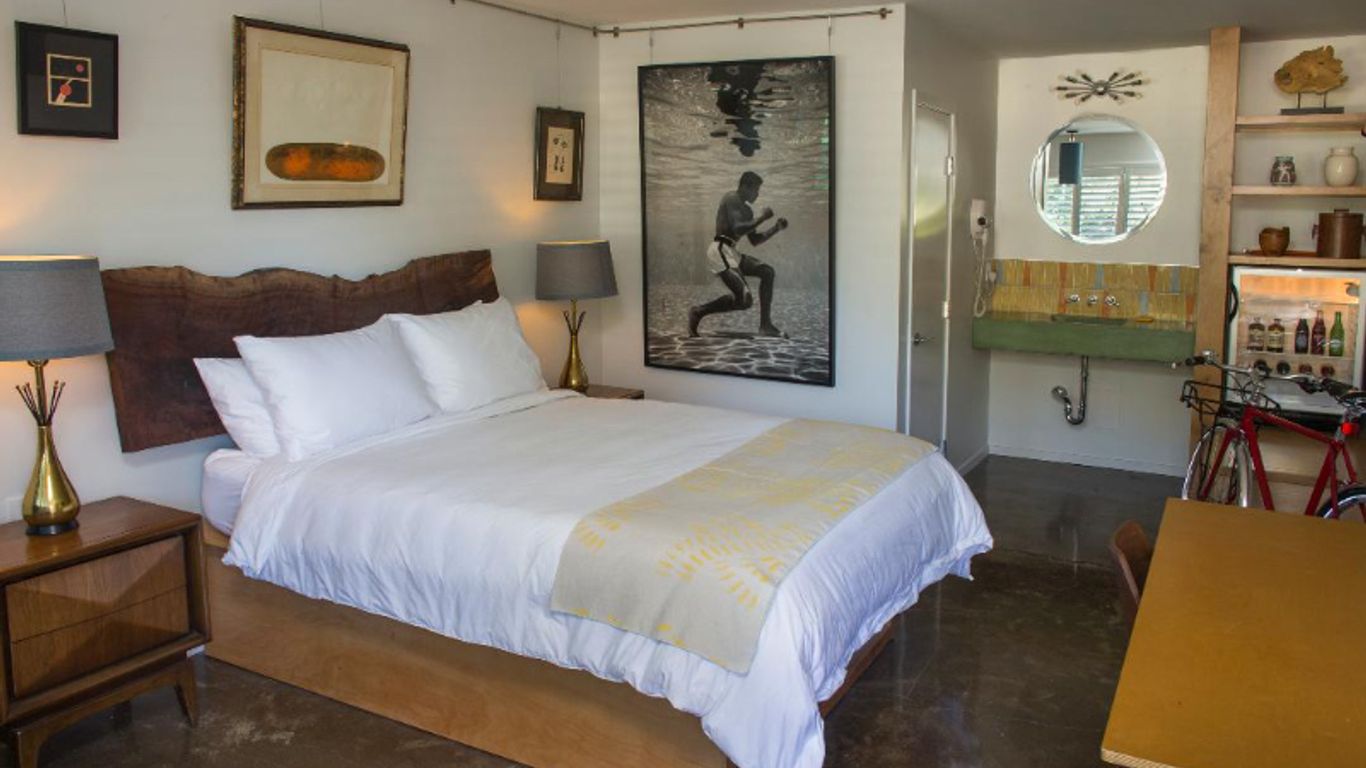 The Astro, Santa Rosa - Compare Deals